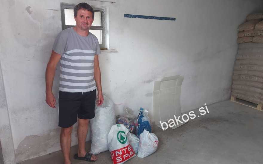 Branko zbira stari papir in zamaške za bolne otrok - Bakos