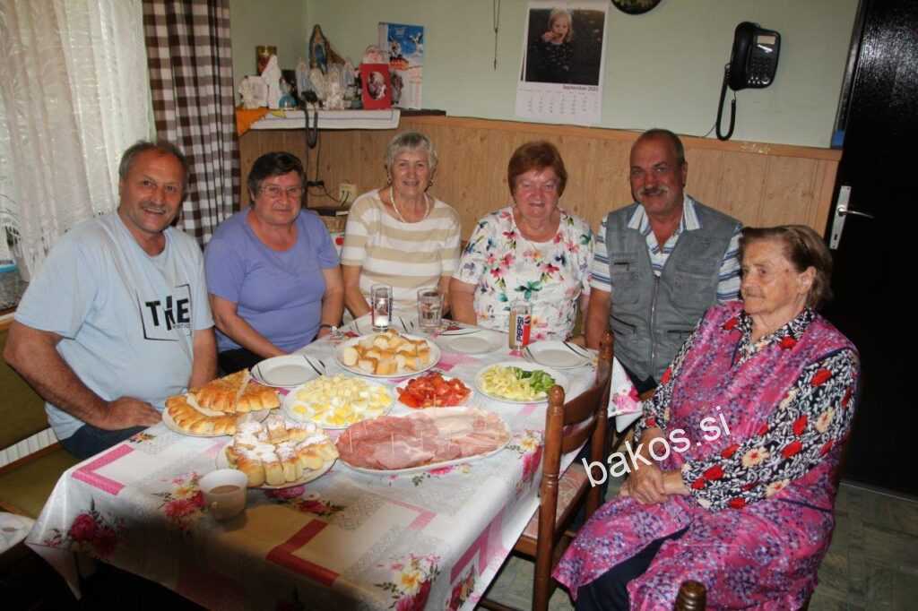 Veselje ji delajo štirje otroci, osem vnukov in šest pravnukov - Bakos