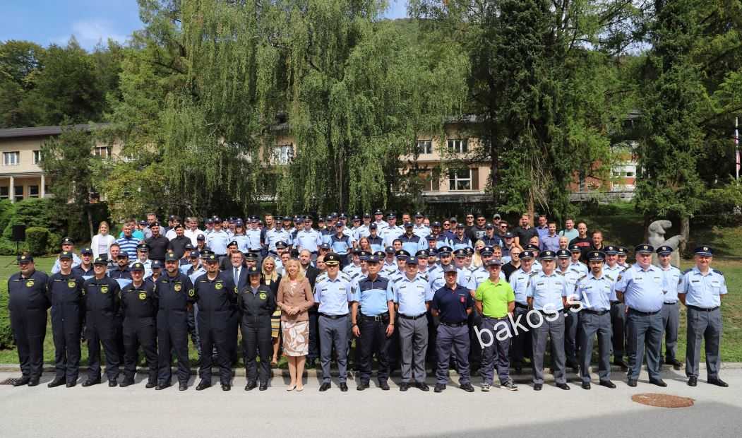 Zahvala policistom in pilotom za pomoč pri gašenju požarov na Krasu - Bakos