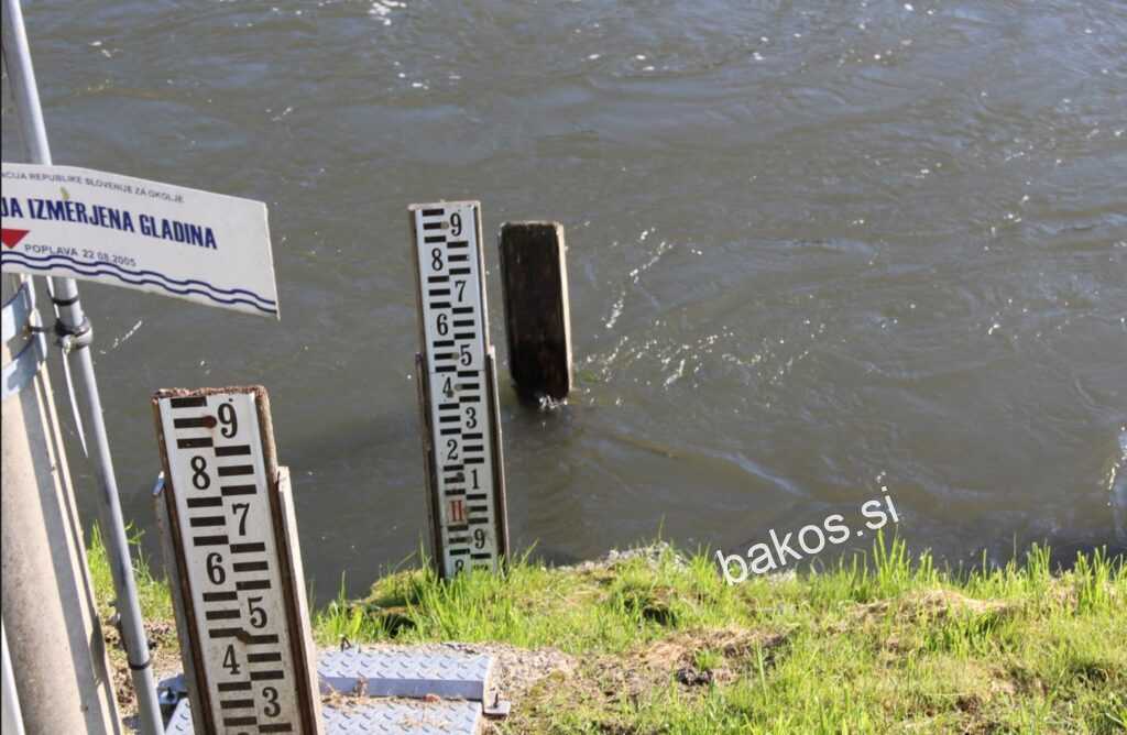 Reka Mura odnesla radgonski merilnik višine vode - Bakos
