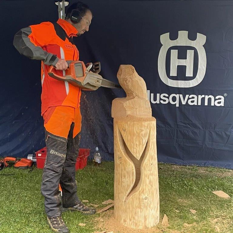 Prlek Marko z motorno žago izdeluje tudi jasli iz lesa - Bakos