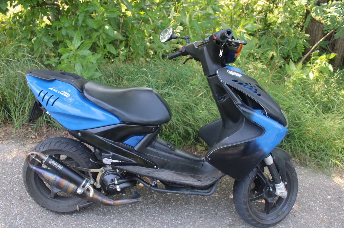 Mladenič predelal je moped in namesto 45 dosegal hitrost 102 km/h - Bakos